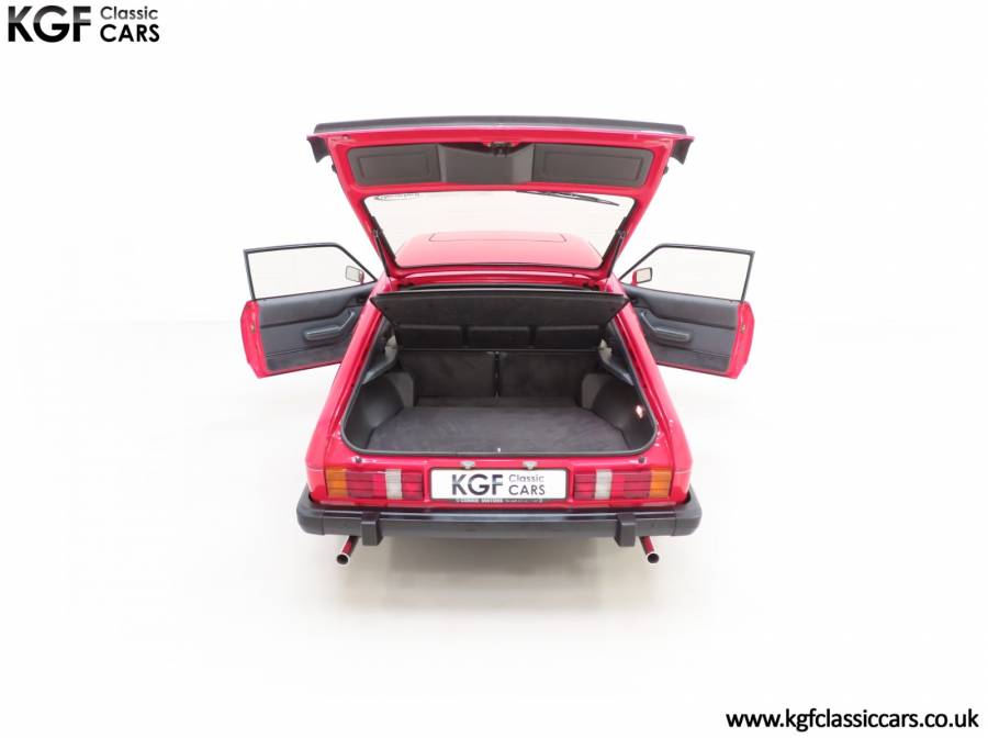 A Ford Capri 2.8 Injection Special, Rosso Red, £ 31,995