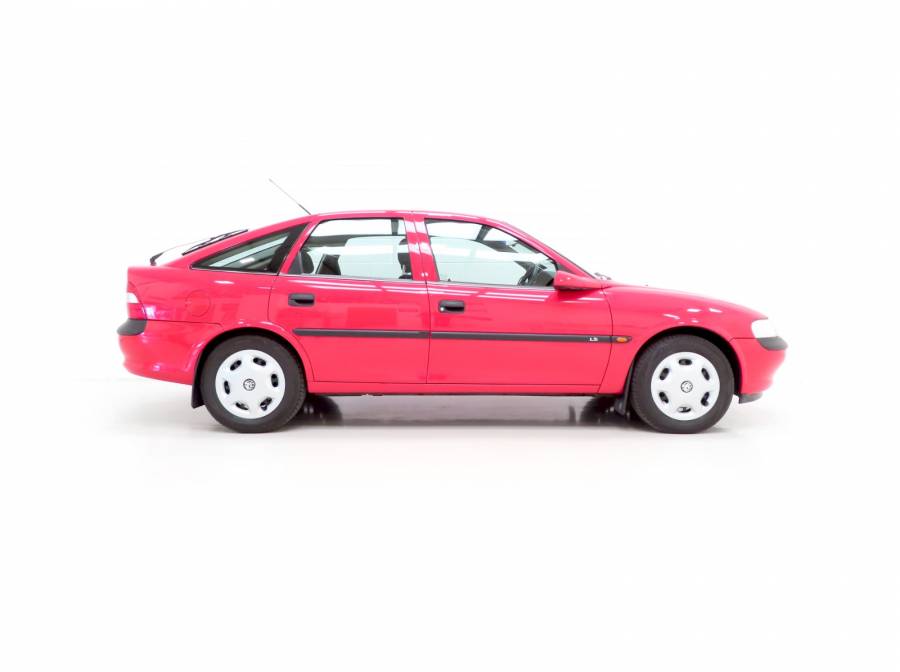 A Time Warp Mk1 Vauxhall Vectra 2.0i 16v LS, Flame Red, £ 3,495