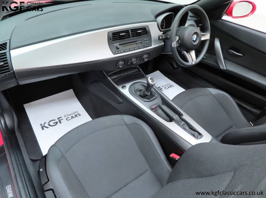 An Outstanding BMW E85 Z4 2.0i SE Roadster, Hellrot Red, £ 9,995