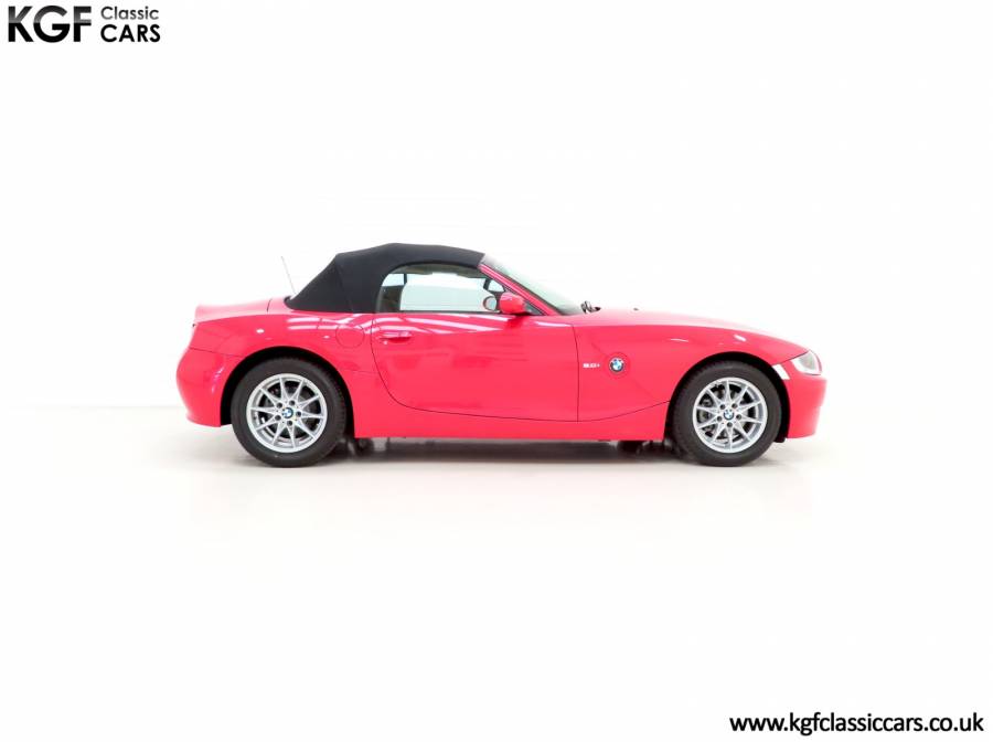 An Outstanding BMW E85 Z4 2.0i SE Roadster, Hellrot Red, £ 9,995