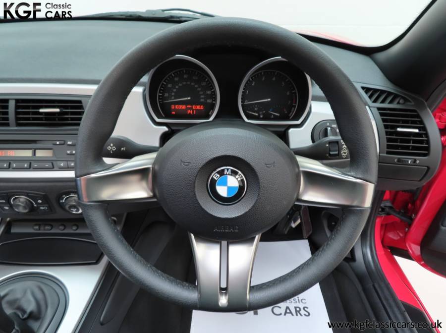 An Outstanding BMW E85 Z4 2.0i SE Roadster, Hellrot Red, £ 9,995