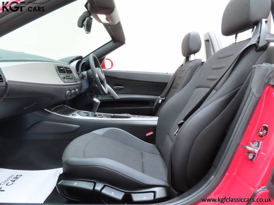 An Outstanding BMW E85 Z4 2.0i SE Roadster, Hellrot Red, £ 9,995