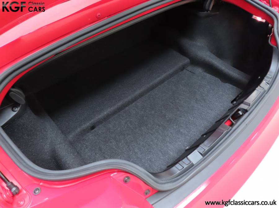 An Outstanding BMW E85 Z4 2.0i SE Roadster, Hellrot Red, £ 9,995