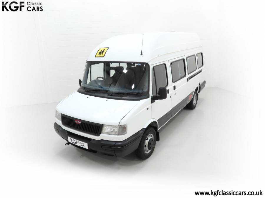 A LDV Convoy 17-Seat Hi-Roof Minibus, DAF White, £ 9,995