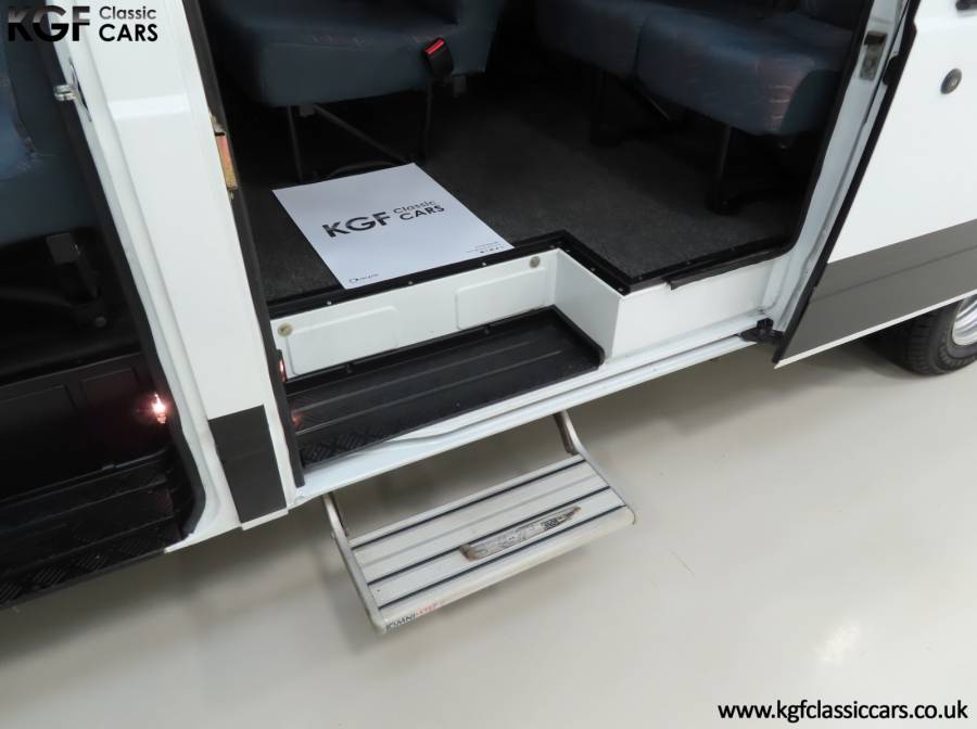 A LDV Convoy 17-Seat Hi-Roof Minibus, DAF White, £ 9,995