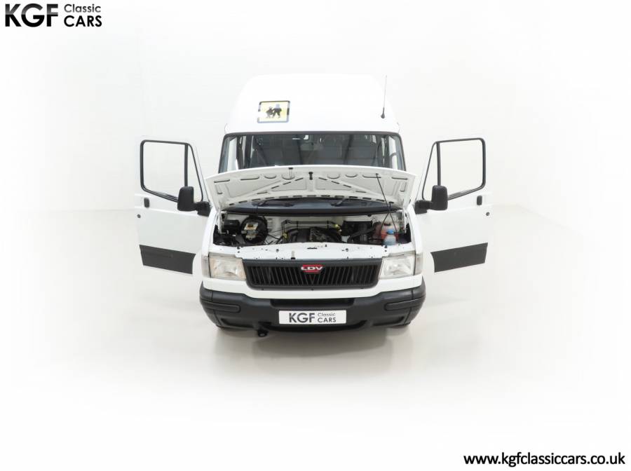 A LDV Convoy 17-Seat Hi-Roof Minibus, DAF White, £ 9,995